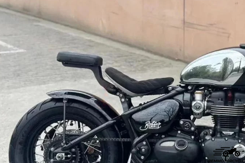 Removable Triumph Bobber passenger seat without lights - REMMOTORCYCLE